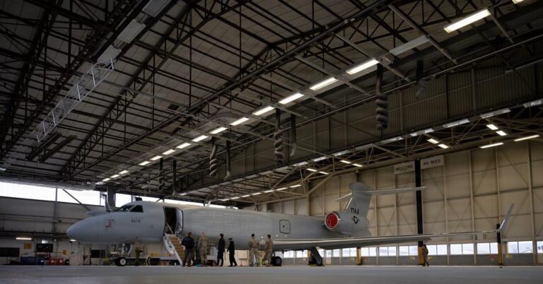 L'US Air Force lance le nouvel avion de guerre électronique EA-37B ...